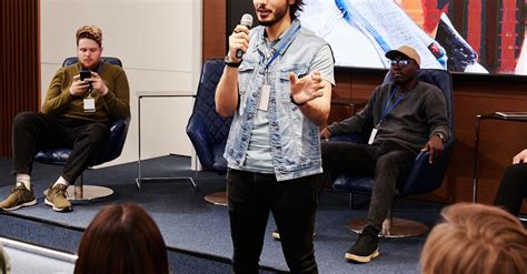 실내 강사 공동 작업 교육 기술 기업 남자 네트워킹 니콘 D850 다양한 그룹 대중 연설 대형 화면 듣는 마이크로폰 말하는 모니터 모임