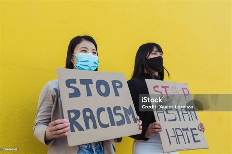 인종차별 시위 없이 아시아 청녀 2명 평등권 과 아시아 증오 캠페인 개념 중단 Stop Asian Hate 문구에 대한 스톡