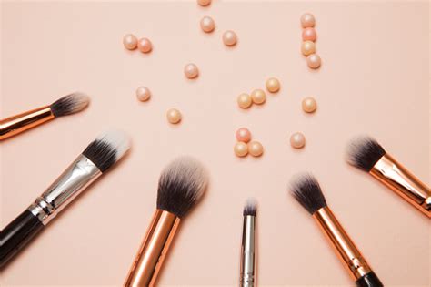 분홍색 배경에 다양한 화장품 브러쉬 피부를 케어하기 위한 메이크업 브러쉬 세트 0명에 대한 스톡 사진 및 기타 이미지 0명
