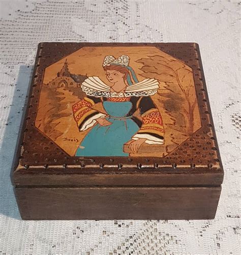 Старинна дървена кутия Антиквариат София Старинна дървена кутия височина 6 5см стр