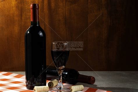 酒窖里有一瓶红酒高清图片下载 正版图片 摄图网