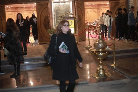 بالصور بشرى وإيهاب فهمى ولقاء سويدان فى عزاء والد مى فاروق بمسجد