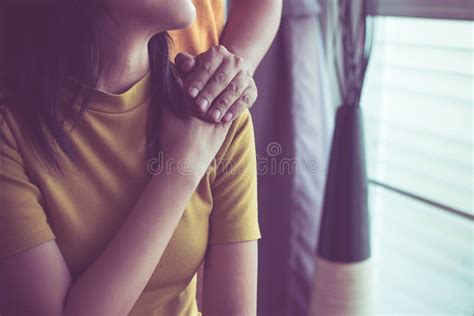 Concepto Verdadero De La Amistad Amante Asi Tico De Los Pares Llevando A Cabo Las Manos Para