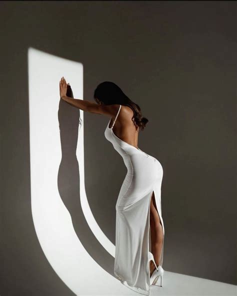 Идея для фотосессии в 2025 г Фотосессия Женский стиль Женские позы