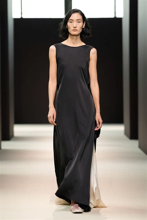 Cos Fall 2024 Fashion Show Review The Impression