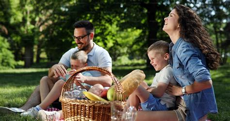 자연에서 즐거운 시간을 보내는 아이들과 함께 행복한 젊은 가족 사진 Unsplash의 피크닉 이미지