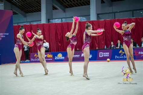 Фото Анна Недкова МТСОФИЯ КЪП Ансамбъл България композиция с 5 топки НАШИТЕ СА СЪС ЗЛАТЕН