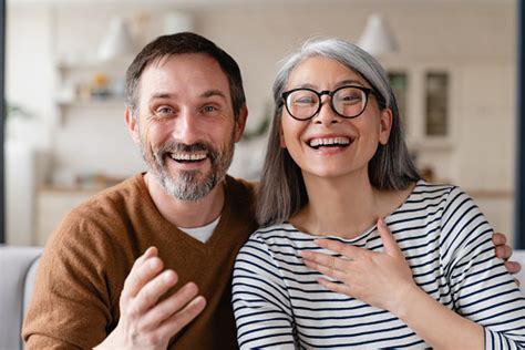 미소 짓는 쾌활한 중년 성숙한 부부 부모 아내와 남편은 친구들과 노트북에서 온라인으로 이야기하고 집에서 어린이와 친척과 화상 통화 대화를 나누며 기혼에 대한 스톡 사진 및