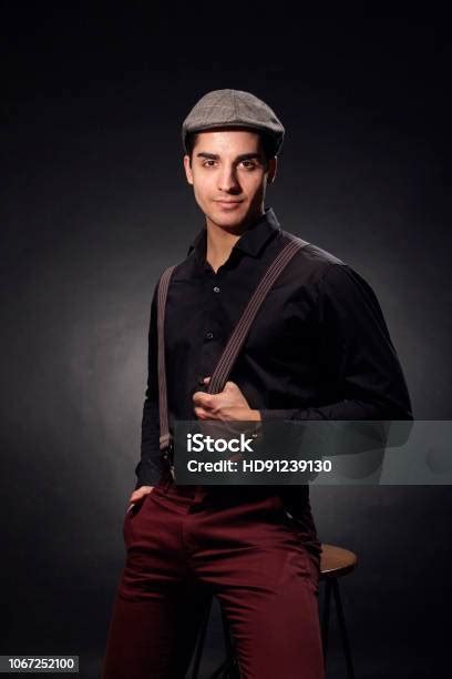 한 잘생긴 젊은이 잘생긴 모델 2029 세 스튜디오 사진 촬영에서에서 포즈 검은 배경 캐주얼 의류입니다 멜 빵 청바지 셔츠 입고 20 29세에 대한 스톡 사진 및 기타