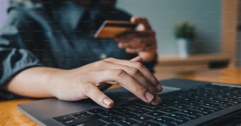 신용 카드와 노트북 컴퓨터로 온라인 쇼핑을 하는 여성을 닫습니다 사진 Unsplash의 태국 이미지