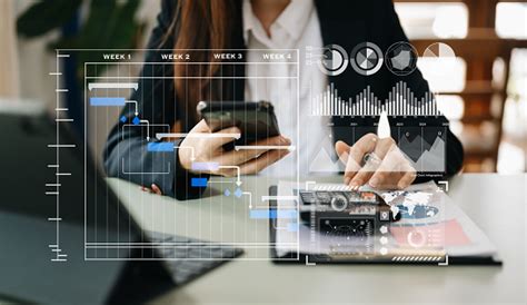 사업가 손 프로젝트 관리자 작업 및 업데이트 작업 및 Gantt 차트 일정 가상 Diagramwith 스마트 폰 태블릿 및
