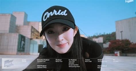 레드벨벳 아이린 초근접 샷 굴욕 無…도심 속 활짝 핀 Like A Flower