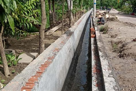 ကံမမြို့ အမှတ် ၄ ရပ်ကွက် ကွမ်းခြံလမ်းသွယ် ၁ ရှိ မြို့ပတ်လမ်းမှ အထက်ဘက်မြေသား ရေမြောင်းအား အုတ