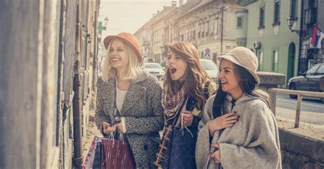 부티크 앞에 서서 옷을 보고 있는 세 명의 소녀 N 사진 Unsplash의 가방 이미지