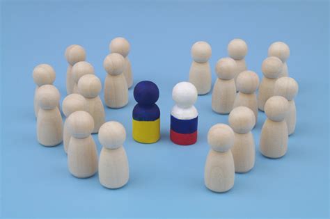 나무 사람들의 그림은 두 부분으로 나뉘며 지도자는 우크라이나와 러시아 국기의 색으로 칠해져 있습니다 결정에 대한 스톡 사진 및 기타 이미지 Istock