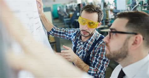 작업장에 서 있는 계획을 보고 있는 두 명의 공장 노동자의 높은 각도 초상화 복사 공간 사진 Unsplash의 남자 이미지