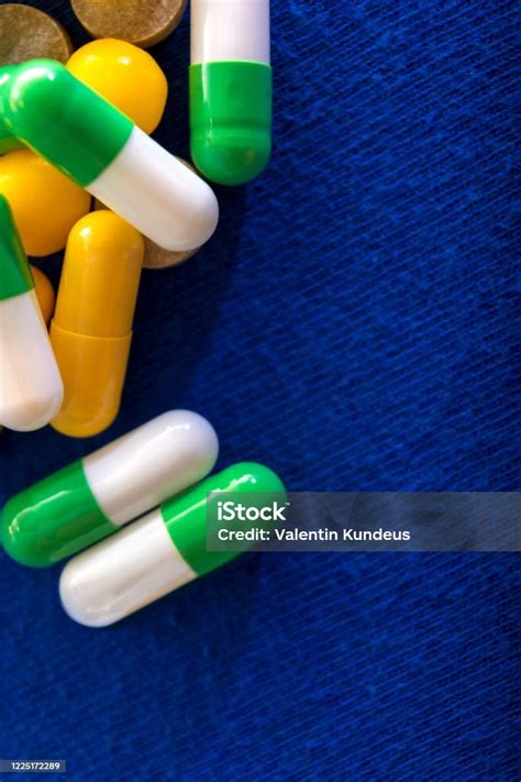 Pil Medis Obat Kapsul Warna Latar Belakang Biru Konsep Perawatan Kesehatan Ruang Kosong Untuk