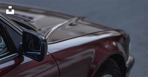 낮 동안 회색 아스팔트 도로에 빨간 차 사진 Unsplash의 무료 기계 이미지