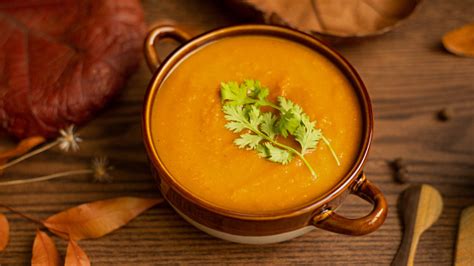 건조한 잎이있는 소박한 테이블에 갈색 차 한 잔을 곁들인 가을 호박 수프 0명에 대한 스톡 사진 및 기타 이미지 0명 가을