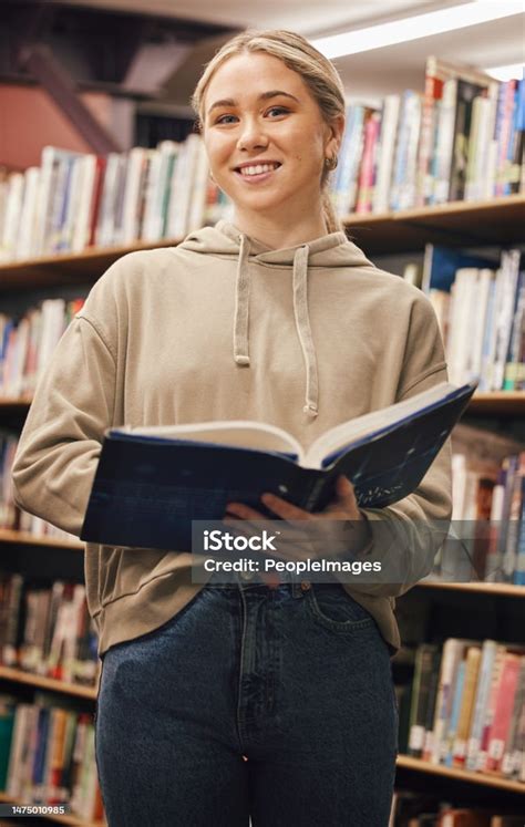 학생 독서 및 학습을 위해 도서관에서 책을 가진 여성 얼굴 초상화 대학 교육 및 캐나다에서 온 행복한 여성이 공부 지식 또는 연구를 위한 교과서가 있는 책장 옆에 서