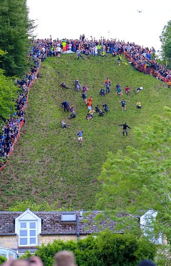 2019 치즈 롤링 에서 남자의 레이스는 코츠월드에서 쿠퍼의 언덕에서 개최 모든 봄 휴가 월요일에 2 그라데이션 쿠퍼 스 힐 Coopers Hill Cheese