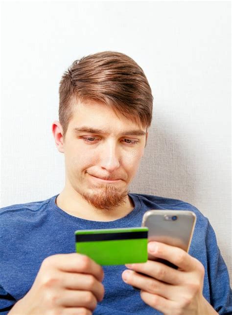 Homem Com Cartão De Telefone E Banco Imagem De Stock Imagem De Adulto