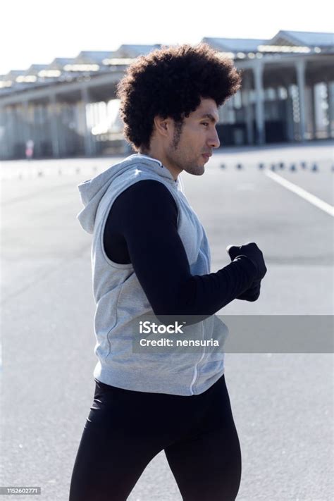 피트 감과 스포티 한 젊은 남자가 도시에서 스트레칭 하 고 있습니다 가냘픈에 대한 스톡 사진 및 기타 이미지 가냘픈 가득 찬 건강한 생활방식 Istock