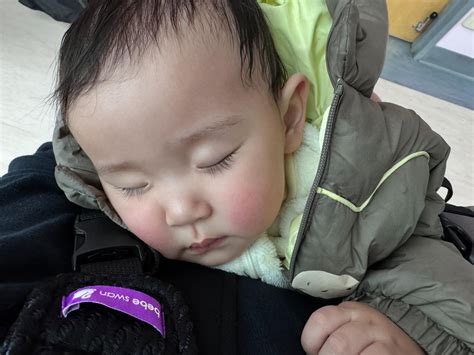 좀 지난 사진인데 병원에서 있는대로 찡찡거리다가 볼도 빨개질 정도로 코 잠든 아기 귀엽지 않아 약간 코알라 같아서 귀여운데 🐨 혼자 조용히 올려봐야지 누차 이야기하지만