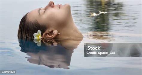 떠 있는 수영장에서 수영을 편안 하 게 아름 다운 젊은 여자 건강한 생활방식에 대한 스톡 사진 및 기타 이미지 건강한 생활방식 관광 리조트 레저 활동 Istock