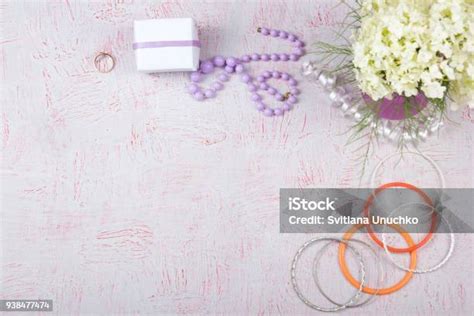 컴퓨터 수 국 부케 클립보드와 작업 영역입니다 여자의 패션 악세사리 핑크 배경에 고립입니다 플랫이 하다 상위 뷰 사무실 책상 가축우리에 대한 스톡 사진 및 기타 이미지