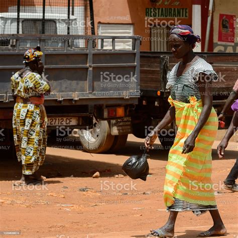 정체 불명된의 현지 여자 Canchungo 국가의 주요 도시 중 하나에 가방 산책 기니에 대한 스톡 사진 및 기타 이미지 기니 기니비사우 도회지 Istock