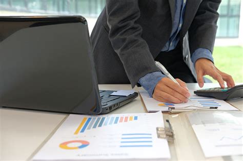 재정 고문 계산기를 사용 하 여 수익 및 예산 계산 회계사는 회계를 하 고입니다 회계 계산 만들기 경제에 대한 스톡 사진 및 기타 이미지 Istock