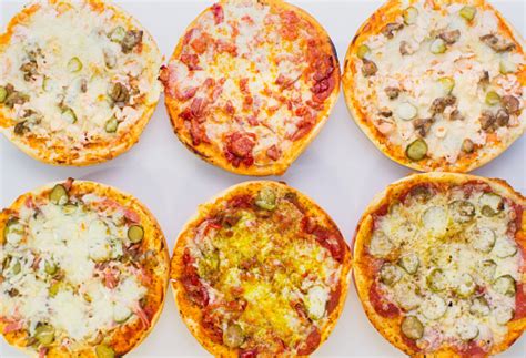 6가지 피자가 메뉴로 설정되어 있습니다 1 고기 피자 와 살라미 2 피자 버섯 3 피자 와 햄 4 피자 와 치킨 5 피자 와 버섯 6 매운 파이 이탈리아 전통 요리 건강한