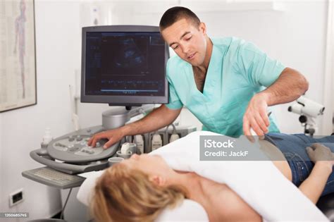 병원에서 환자를 검사하는 초음파 검사를 사용하여 의사 남성에 대한 스톡 사진 및 기타 이미지 남성 초음파 30 34세 Istock