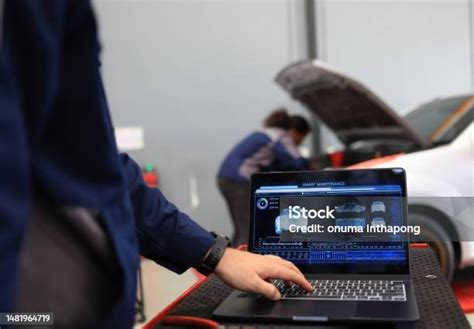 기계 엔지니어 점검 및 유지 보수 현대 차고의 스마트 유지 보수 시스템 자동차 정비사는 스마트 소프트웨어 유지 보수 차량으로