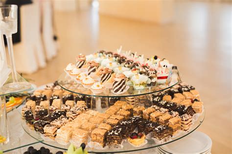 리셉션 근접 촬영에서 컵 케이크 샷으로 맛있고 맛 있는 디저트 테이블 마카롱에 대한 스톡 사진 및 기타 이미지 마카롱 바로 먹을 수 있는 빵집 Istock