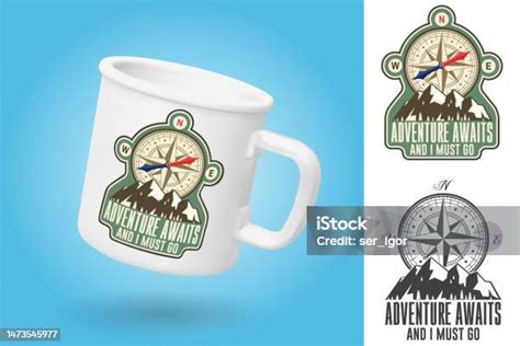 흰색 캠핑 컵 샘플 디자인이 있는 현실적인 머그 모형 템플릿입니다 모험이 기다리고 있고 나는 가야합니다 야외 모험 패치 벡터 그림입니다 나침반과 산 실루엣이 있는 빈티지