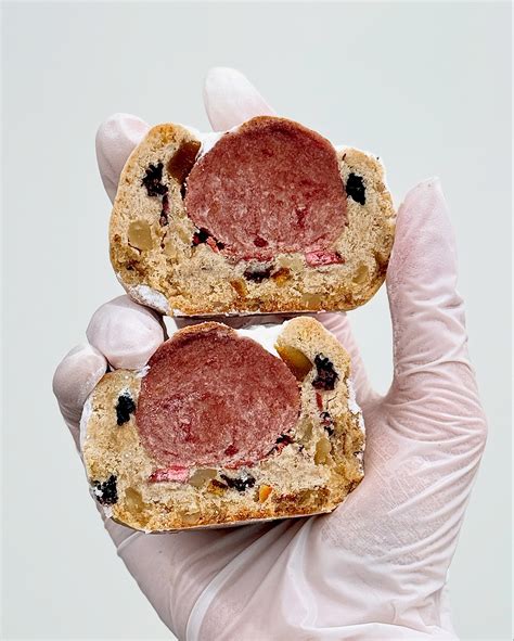 비건베이커리 데이베이크샵 딸기슈톨렌뚠뚠이쿠키 게릴라메뉴였는데 인기가 많아 자주 나오게 된 딸기마지팬버전 슈톨렌뚠뚠이쿠키