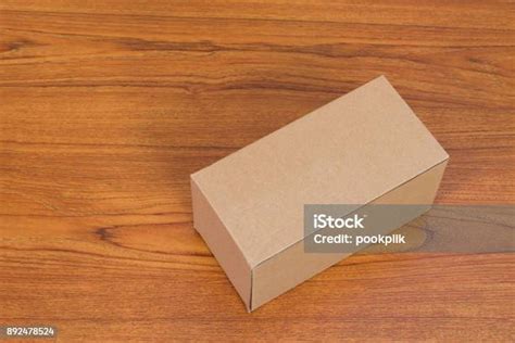 빈 공간을 복사 나무 테이블에 모의 대 한 갈색 골 판지 상자를 올랐다 0명에 대한 스톡 사진 및 기타 이미지 0명 갈색 공란 Istock