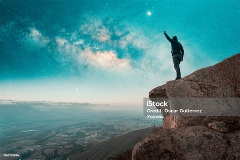 은하수 배경으로 손을 들고 산 꼭대기에 있는 인물 실루엣 등산에 대한 스톡 사진 및 기타 이미지 등산 건강한 생활방식 경관 Istock