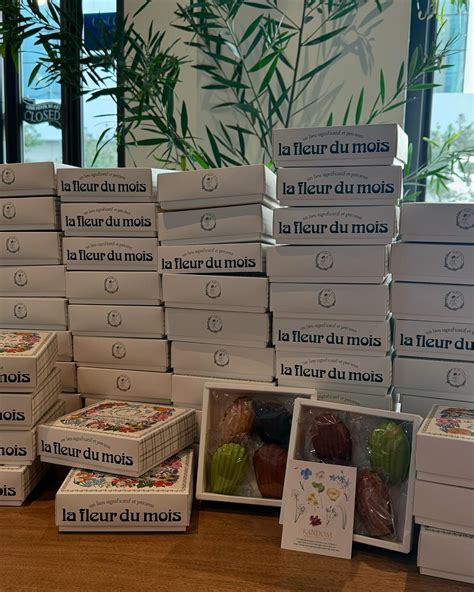 라 플로르 드 무아 라 플로르 드 무아의 2월의 꽃은 제비꽃입니다 인기가 정말 많았던 딸기는 이번 달까지입니다 2월 카드 뒷면에는 꽃과 관련된 구절 그리고 코멘트가