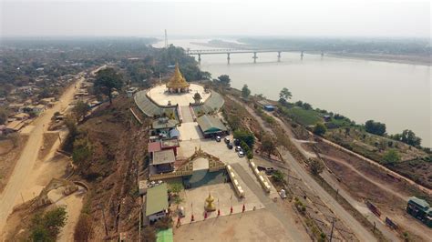 ကချင်ပြည်နယ်၊ ဝိုင်းမော်မြို့နယ် ဧရာဝတီမြစ်ကမ်းဘေးရှိ ရွှေမိုးတောင်ပေါ်၌ တည်ထားကိုးကွယ်သည့