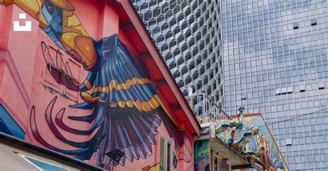 벽에 빨간색 노란색과 파란색 낙서 사진 Unsplash의 무료 하지 레인 이미지