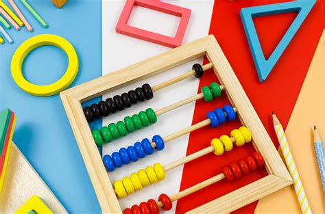 빨간색 파란색 배경에 여러 가지 빛깔의 나무 블록 트렌디 한 퍼즐 장난감 기하학적 모양 사각형 원 삼각형 사각형 유치원 유치원 또는 보육원을위한 교육 장난감 학교로 돌아가기