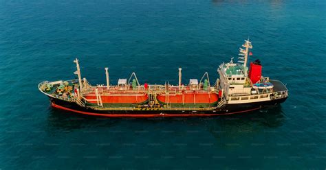 공중보기 석유 선박 유조선 공원은 정유 공장에 기름을 운송합니다 사진 Unsplash의 유조선 이미지