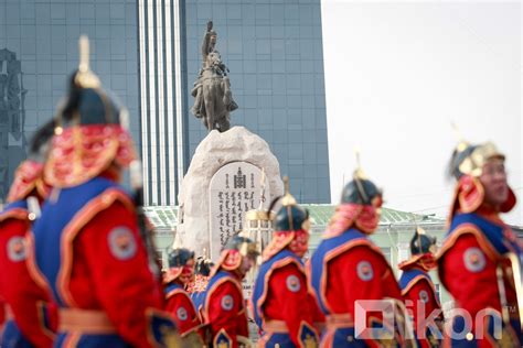 ФОТО Д Сүхбаатарын хөшөөнд цэцэг өргөж Чингисийн хөшөөнд хүндэтгэл үзүүллээ