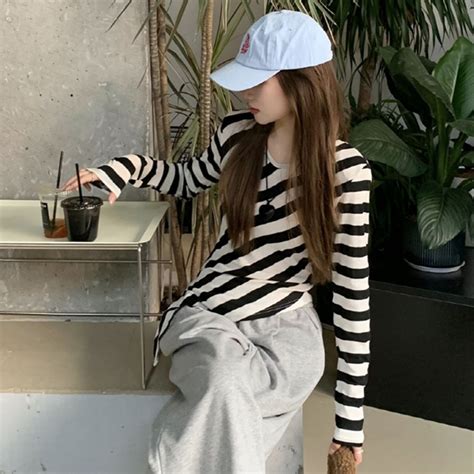 언발 사선 스트라이프 라운드넥 슬림 티셔츠 Oc123944