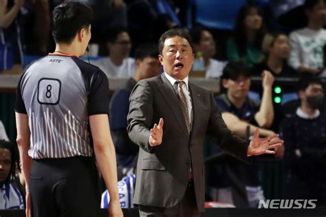 항의하는 전창진 감독 네이트 스포츠