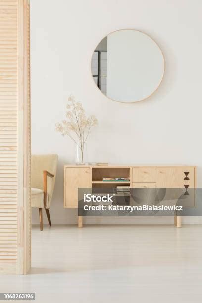밝은 거실 인테리어 나무 찬 장도 서의 실제 사진에 흰색 벽과 유리 꽃병에 공장에 둥근 거울 거울에 대한 스톡 사진 및 기타