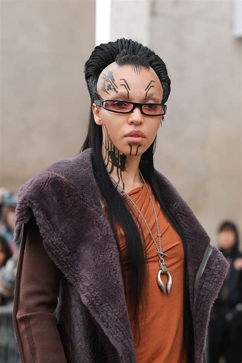 Fka Twigs Goes Avant Garde At Rick Owens Fall 2025 Mens Fashion Show